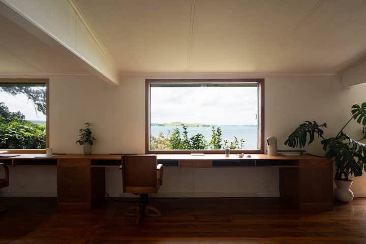 Modernist Beach Front Cottage - Waiheke Island
