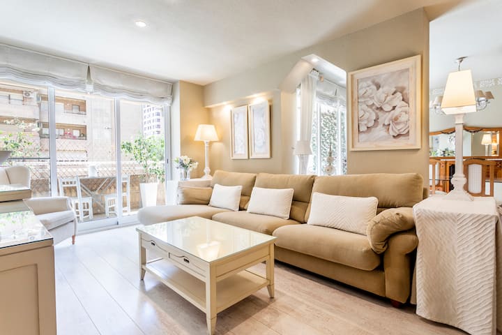 Luminoso Y Equipado Para Estancias De Temporada. - Valencia