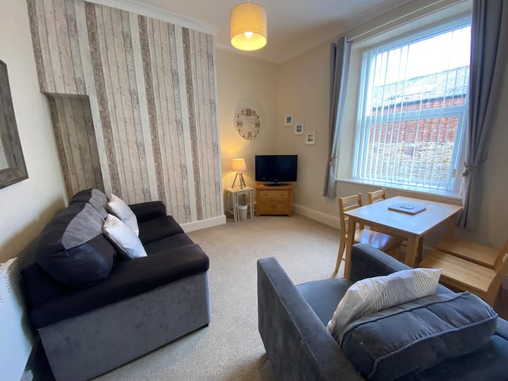 1st Floor 2 Bed Apartment With Parking - Llandudno