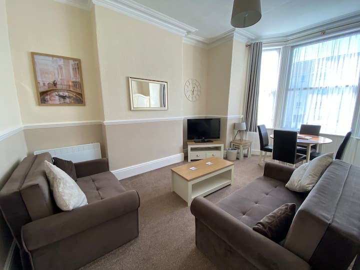 1st Floor 1 Bed Apartment With Parking - Llandudno