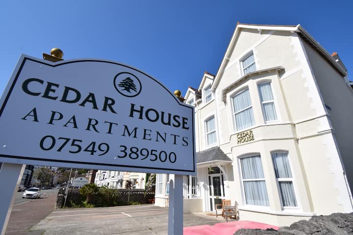 2nd Floor 2 Bed Apartment With Parking - Llandudno