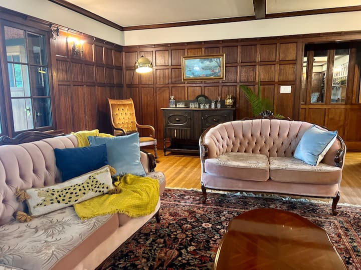 Library Room In Lake House - Nelson