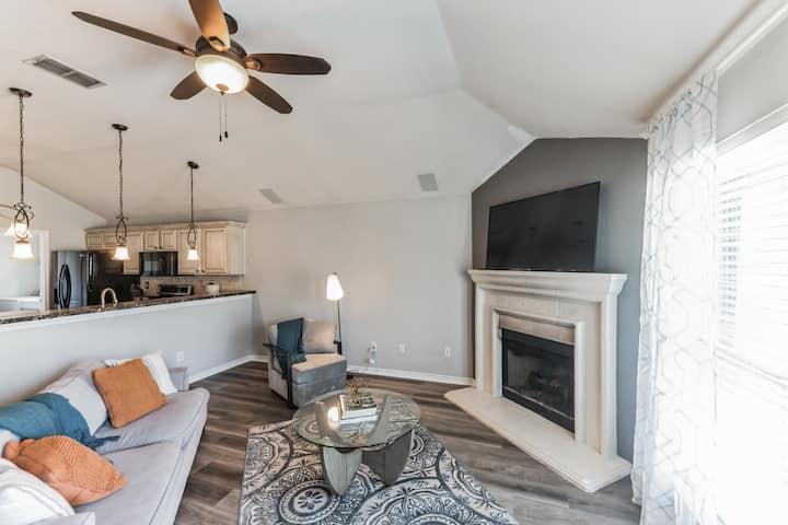 Home Away From Home! Pets Welcome! - Fort Worth, TX