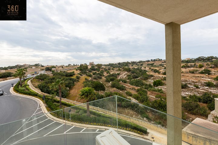 Designer 3br Home, W/ Lovely Green Views & Wifi - Malta International Airport (MLA)
