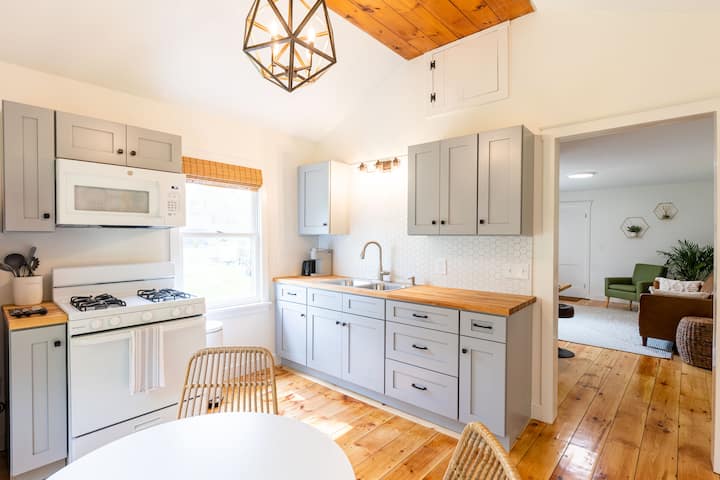 Private Woodland Cottage Near Beaches And Shopping - Kittery, ME