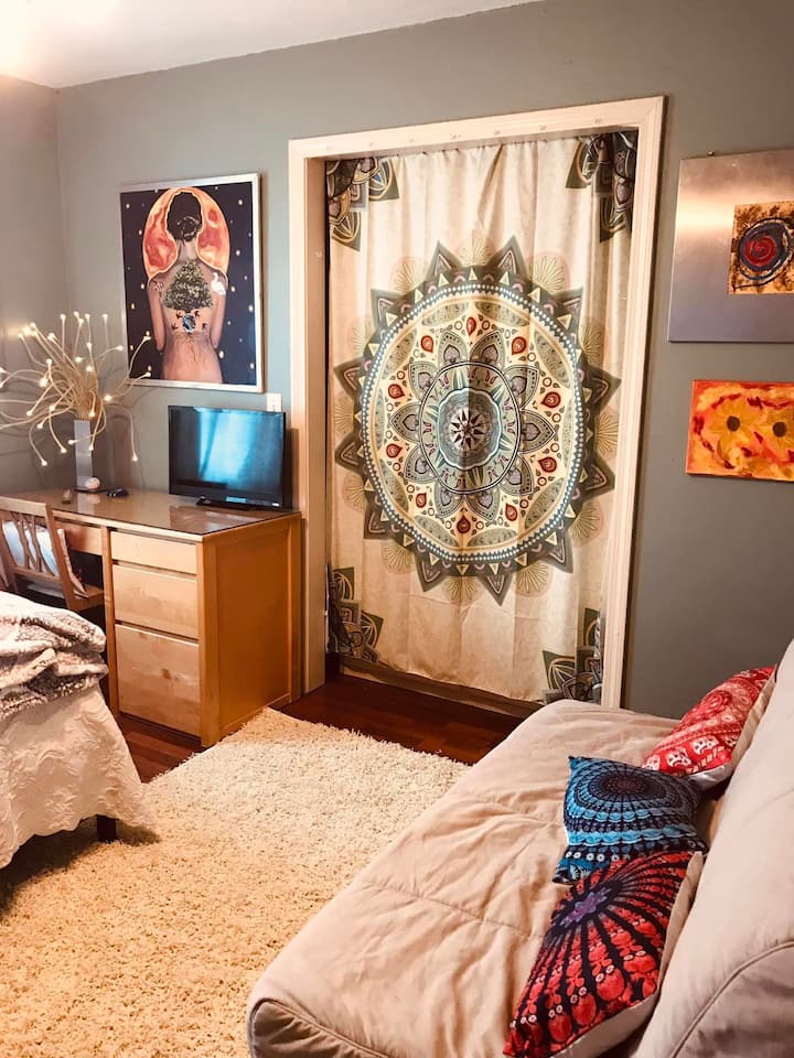 Hedy's Hippy Home - Connecticut