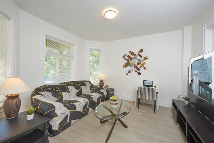 Lya  -"Like Your Abode"  2 Q Bed Apt - Chicopee