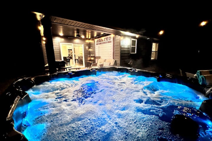1920s Glam, Hottub, Firepit, Grill, 3 King Beds - St. Augustine, FL