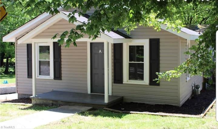 Lake - A 3 Room Travel Home By Hospital & College - High Point, NC
