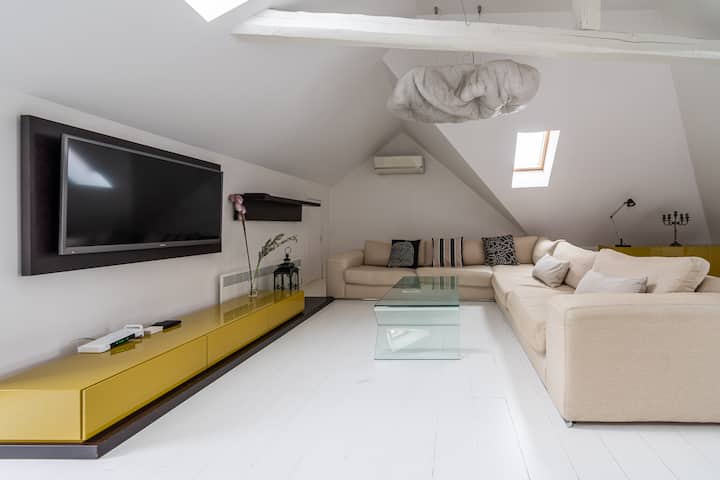 Stylish Old Town Gem With 3br + Sauna + Views - Tallin