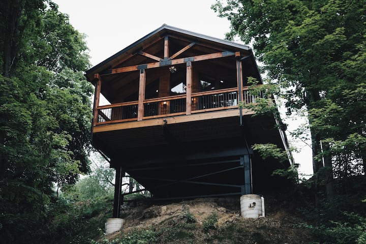 Luxury Treehouse Cabins Over Salt Creek - Cabin 1 - Fredericksburg, OH
