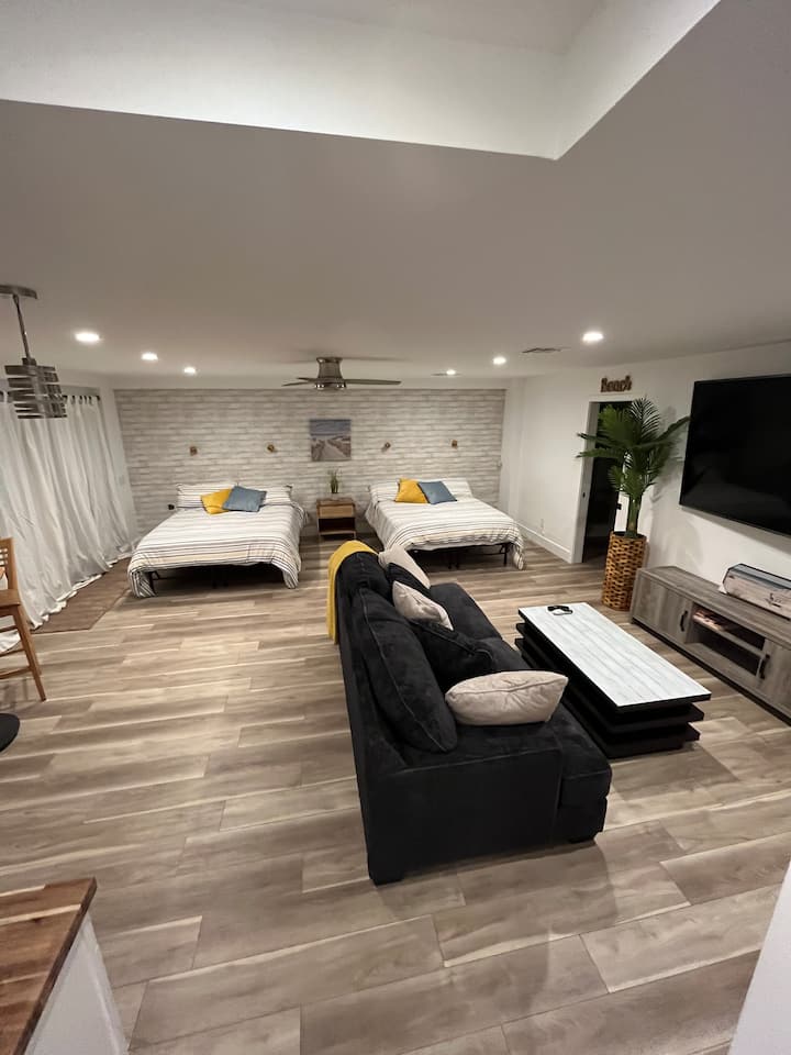 Large Basement Room - Los Angeles, CA