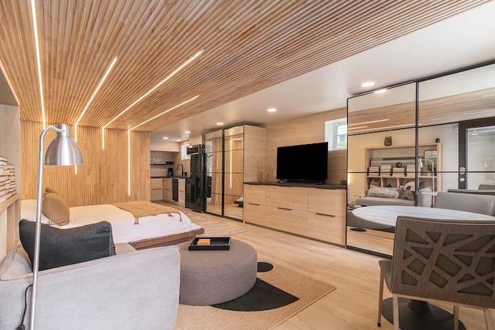 Luxury King Studio, W/ Hot Tub & Heated Floors! - Omaha, NE