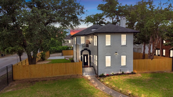 Luxretreat | Sleeps 24 | Fully Gated W/parking - Houston, TX