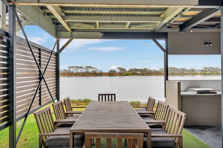 Waterfront Superior Cabin (3br) - Nambucca Heads