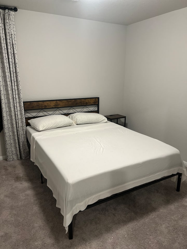 Room With Queen Size Bed For Animal Lovers - Georgetown, TX