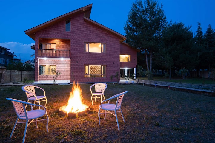 Stayvista 4br Pinewoodvilla W/lawn & Pet-friendly - Srinagar