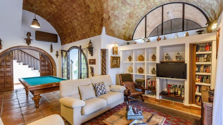 En El Centro De Andalucía, , Free Wifi, Piscina Privada, Billar Francés - La Carlota
