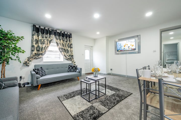 Stylish 1 Bedroom Home With Hot Tub - Leeds