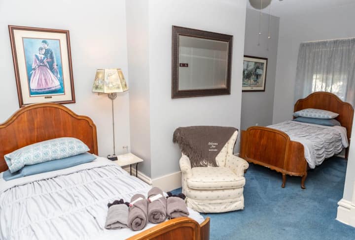 Twin Room Walk Distance To Upmc And Gannon - Erie, PA