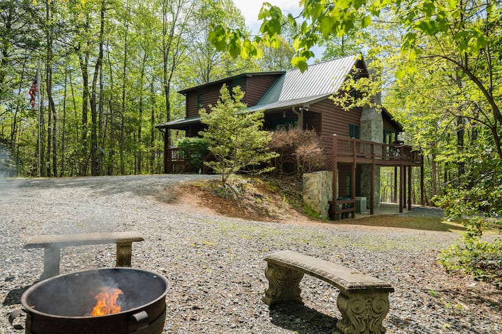 Boujee Bear Lodge - A Peaceful Cabin In The Woods - Mineral Bluff, GA