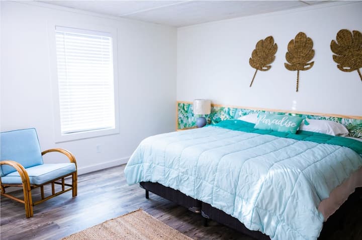 Toucan Terrace Palm Studio - Young Harris, GA