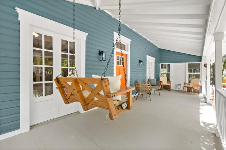 Southern Charm King Beds, Yard, Garage Near Dtn! - Tampa, FL