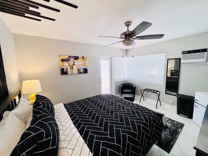 Parking & Queen Bed - Fort Lauderdale, FL