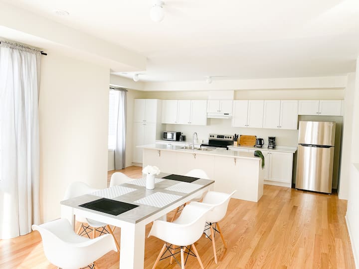 Double Queen Retreat- 2 Rooms W/ Private Ensuite - Bowmanville