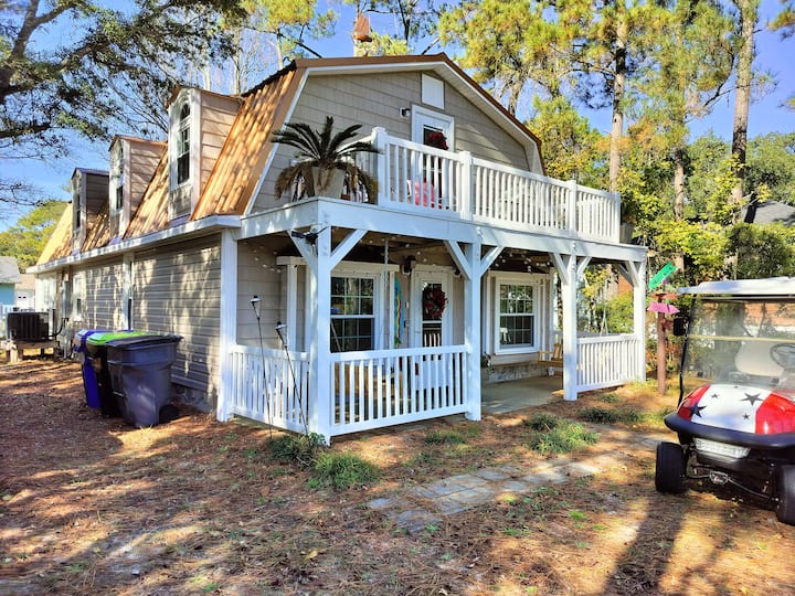 Roomy Beach Getaway House. - Oak Island, NC