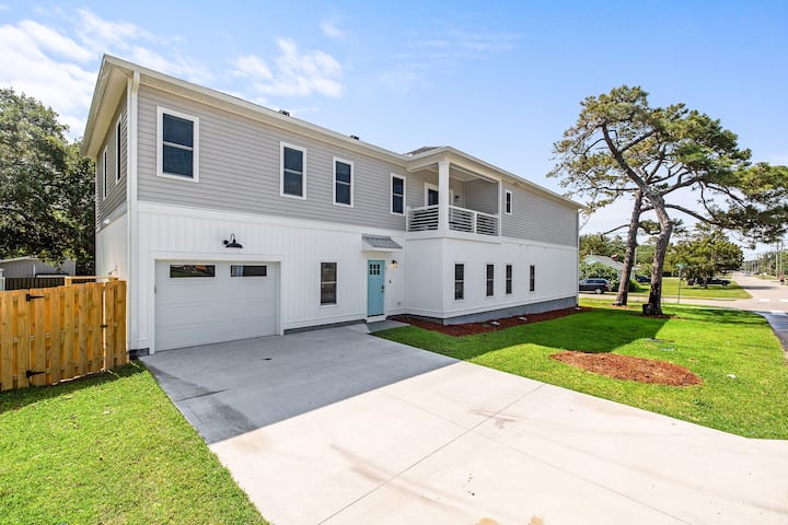 Walk To Beach & Boardwalk! 4 Bedroom 3.5 Bath - Carolina Beach, NC