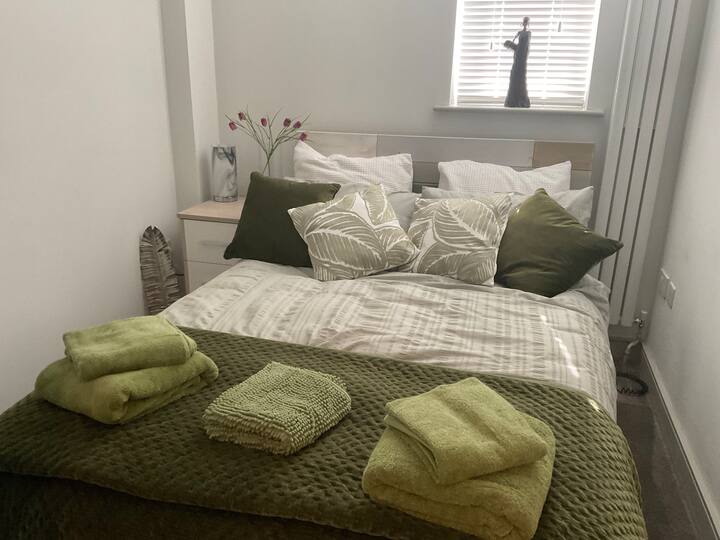 Beautiful Double Ensuite And Private Lounge Withtv - Leeds