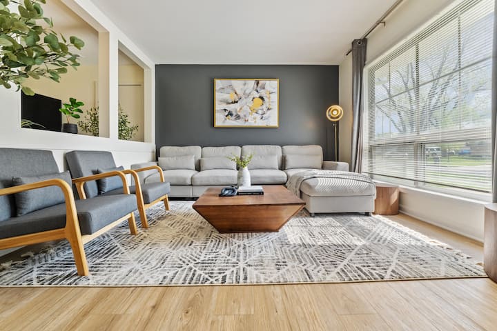 Modern Farmhouse | Yard + Pets Ok | Lcp Collection - Schaumburg, IL