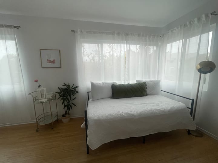 1 Bedroom Bungalow By The Beach - Santa Monica, CA