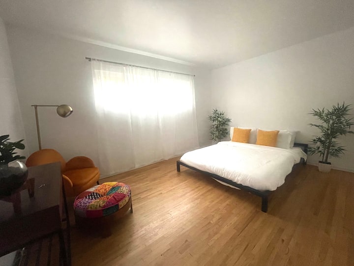 1 Bedroom Bungalow By The Beach - Santa Monica, CA