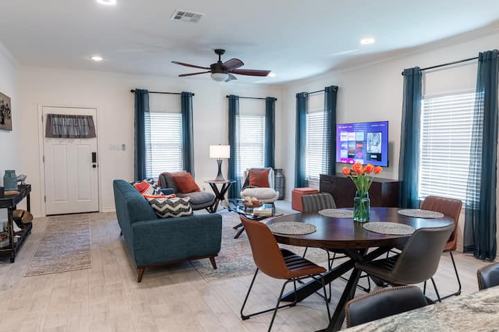 The Landing - Modern Comfort Near Downtown - Bryan, TX