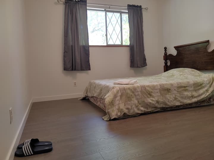 Queen Room 4 - Surrey