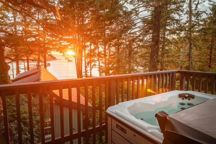Sleeps Up To 12 | Two Units | Two Hot Tubs! - Ucluelet