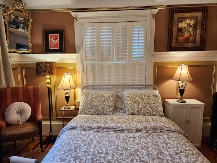 Secluded Sunny Elmwood Studio - San Francisco Bay Area
