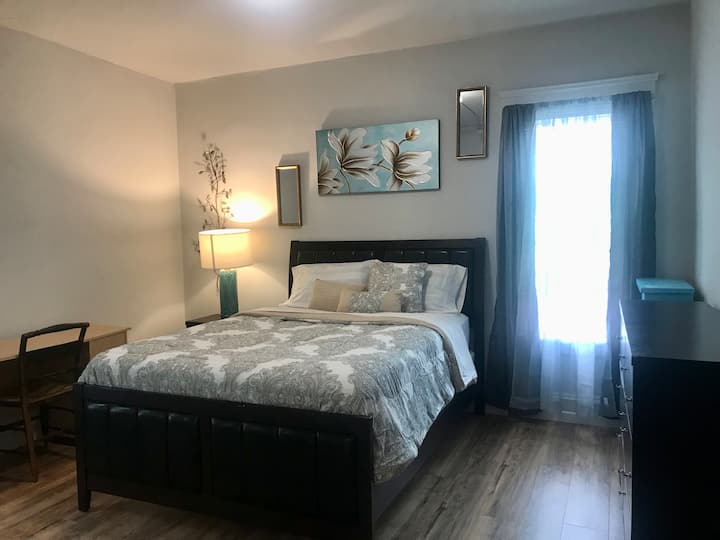 Cozy, Large Bedroom With Private Bath - Cleveland, OH