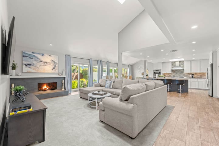 136 Stunning Lux Santa Clarita Home - Santa Clarita, CA