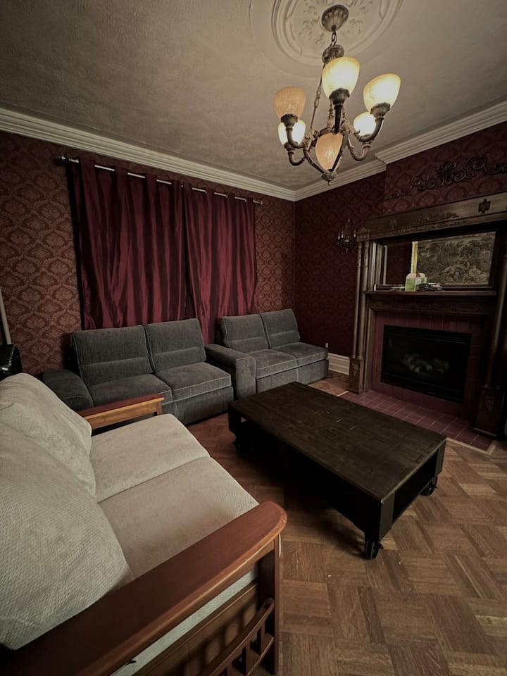 Room D In The Red House - Niagara Falls