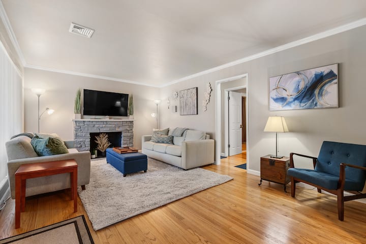 Dog-friendly Home With A Hot Tub - Shoreline