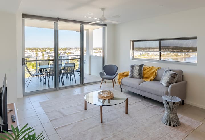 Modern Apt W/ Stunning Water View, Pool & Parking - Sunshine Coast