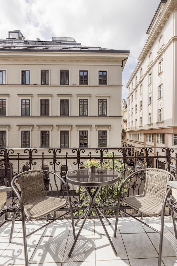 Top Flat: 3bd+2br+a/c+terrace+next To Ruin Pubs - Budapest
