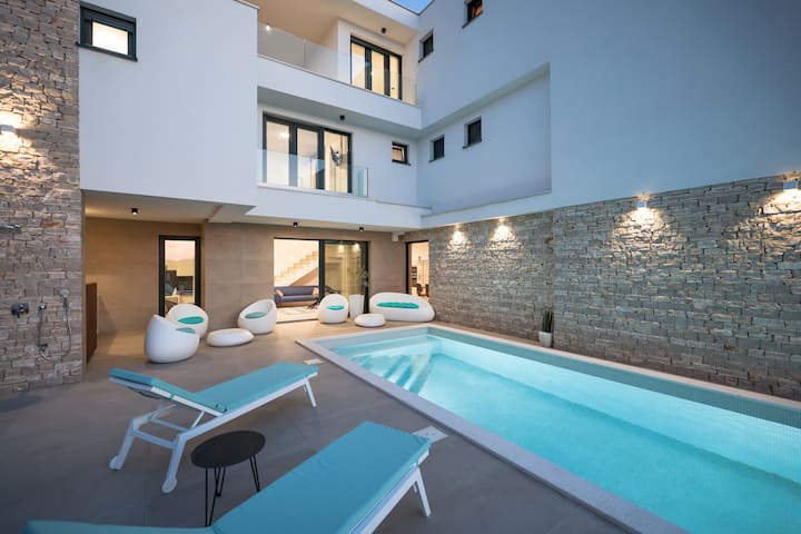 4bdr Villa, 350 M2, Pool, A/c, Parking, Beach Area - Murter