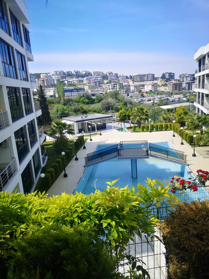 Kuşadası Kadınlar Denizine 3 Km Havuzlu Bahçe Katı - Kuşadası