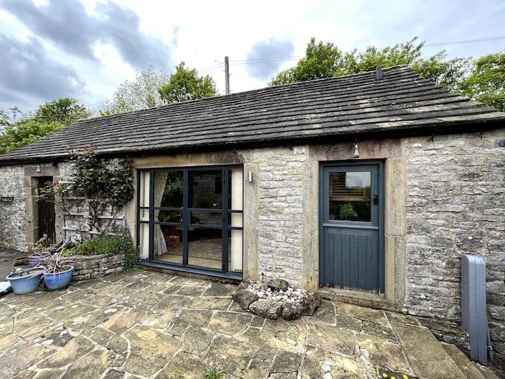 Romantic Peak District Hideaway - Pet Friendly - Bakewell