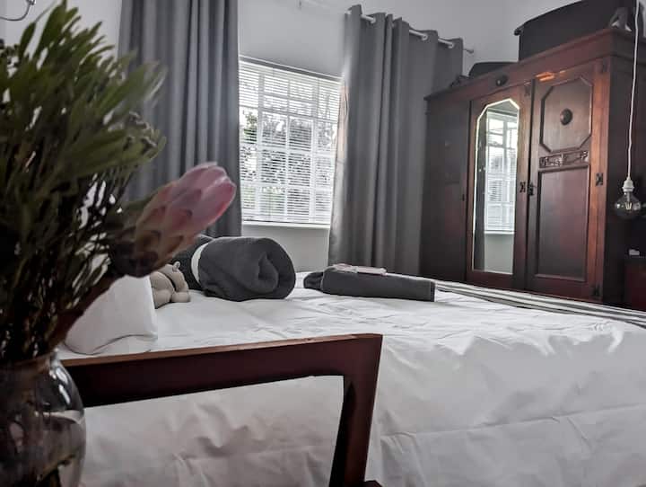 Heritage Home With Fireplace & Patios In Melville - Johannesburg