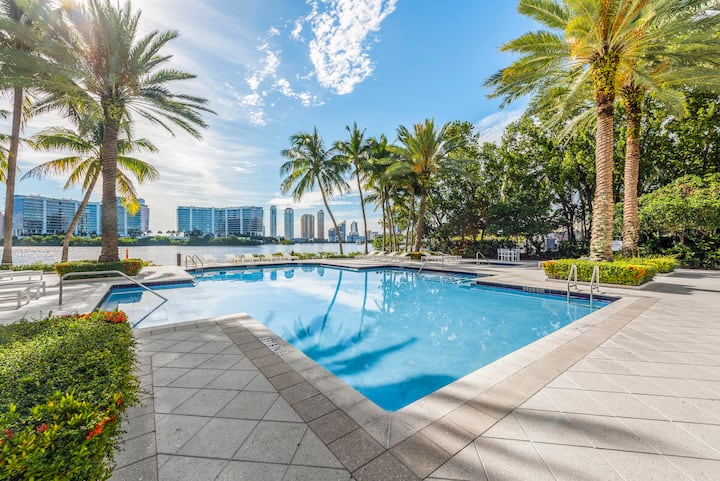 Luxury Water View 3-bedrm Condo In Aventura W/pool - Aventura, FL